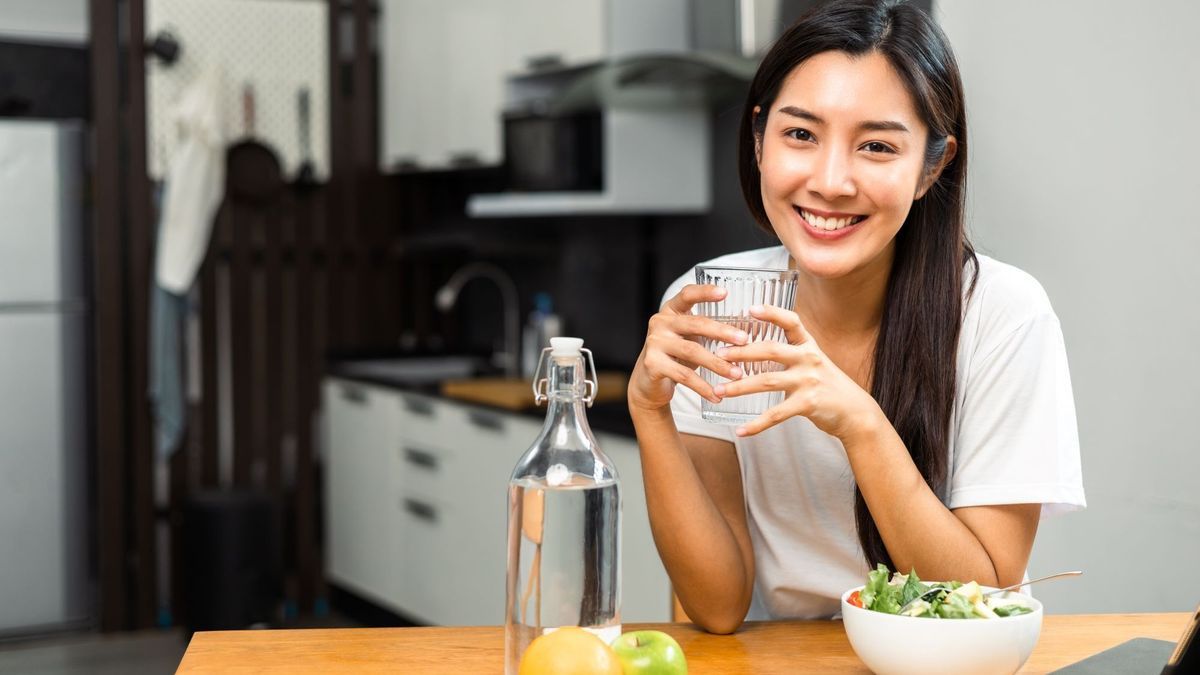 ¿Es recomendable beber agua durante las comidas o es preferible esperar ...